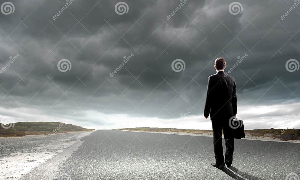 Am Anfang des langen Weges stockbild. Bild von transport - 51765359