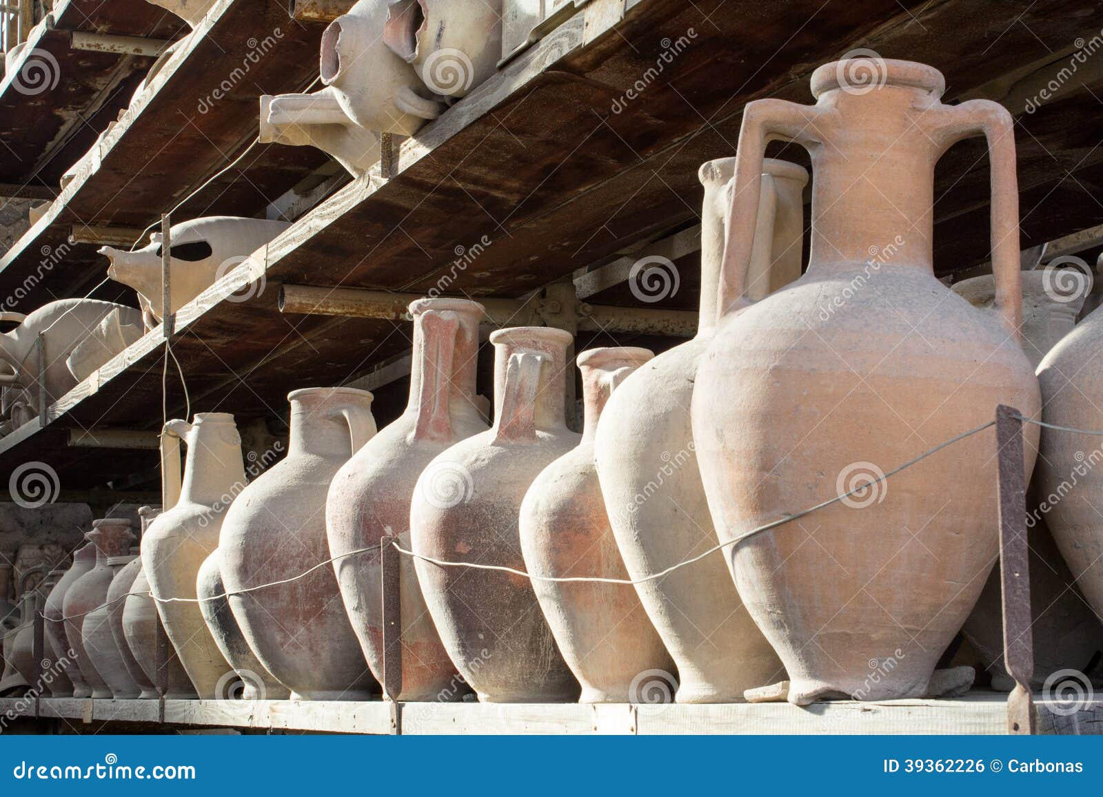 Anfore Pompei editorial photo. Image of rome, italy, archaeology - 39362226