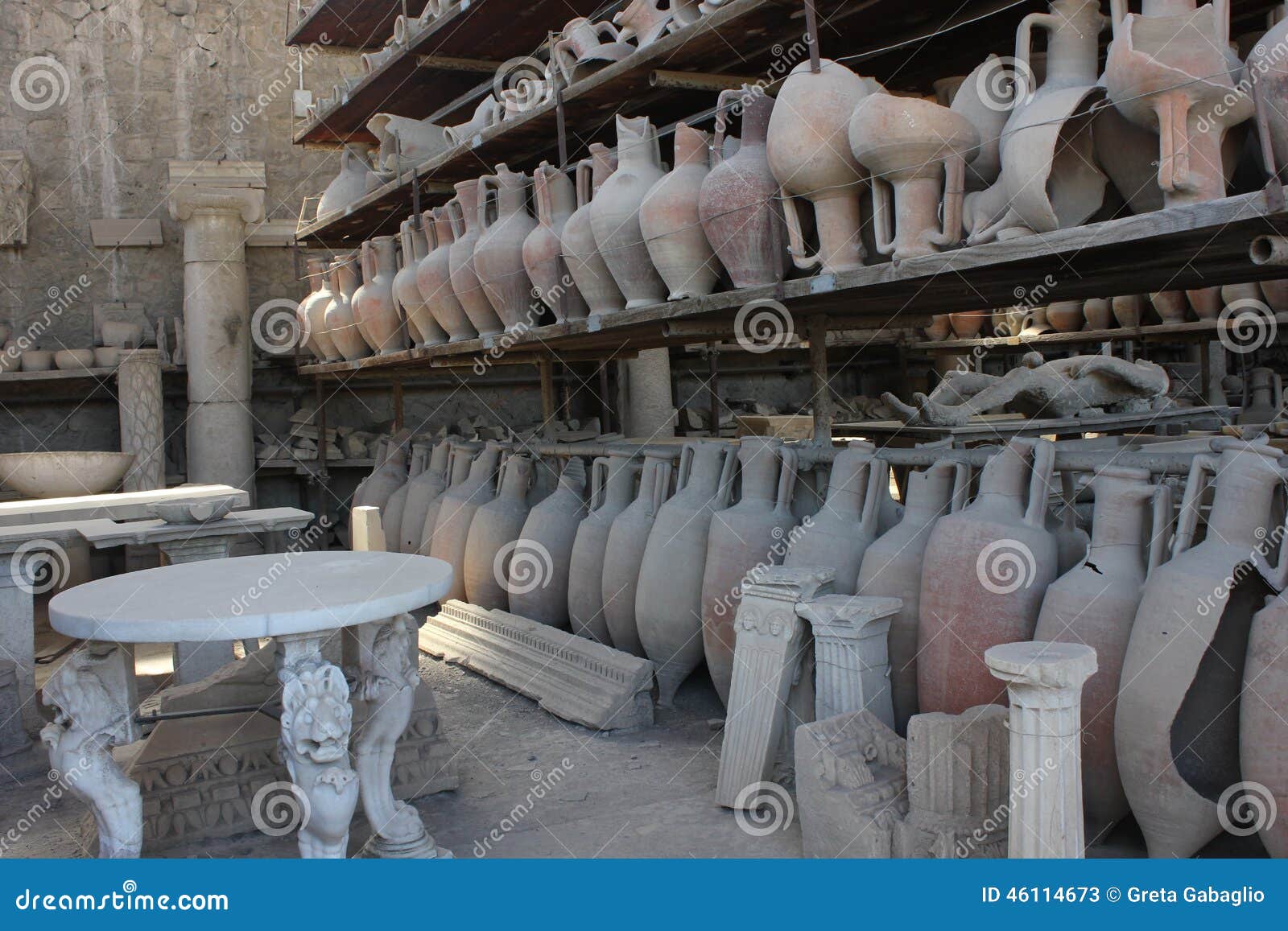 Anfore Romane Di Pompei E Corpo Petrificato Immagine Stock - Immagine ...