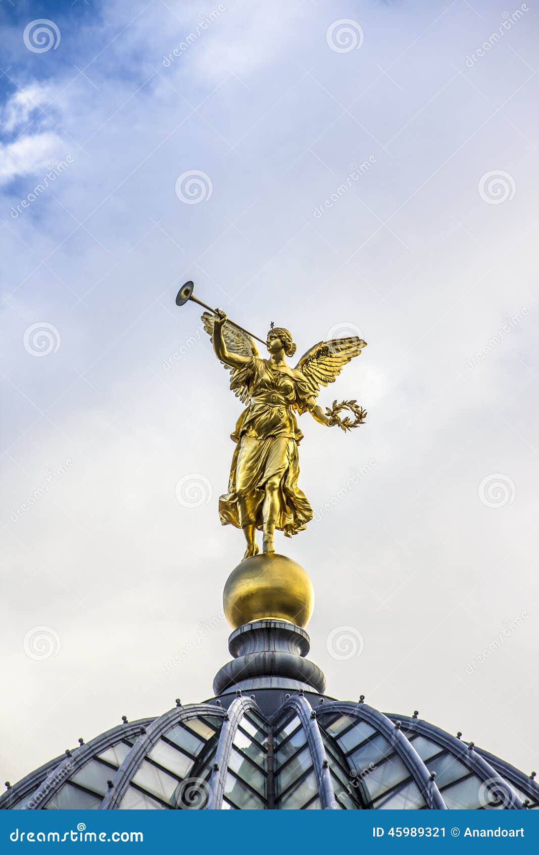 Ange d'or de Dresde image stock. Image du vieux, course - 45989321