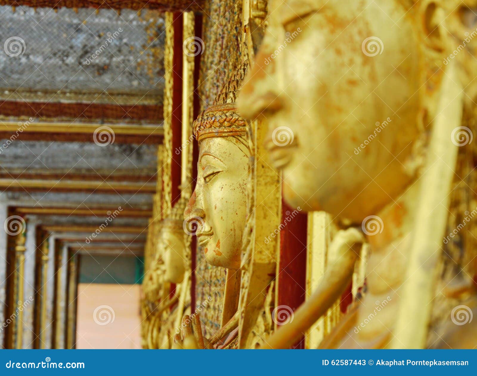 Ange d'or sur le mur image stock. Image du saint, histoire - 62587443