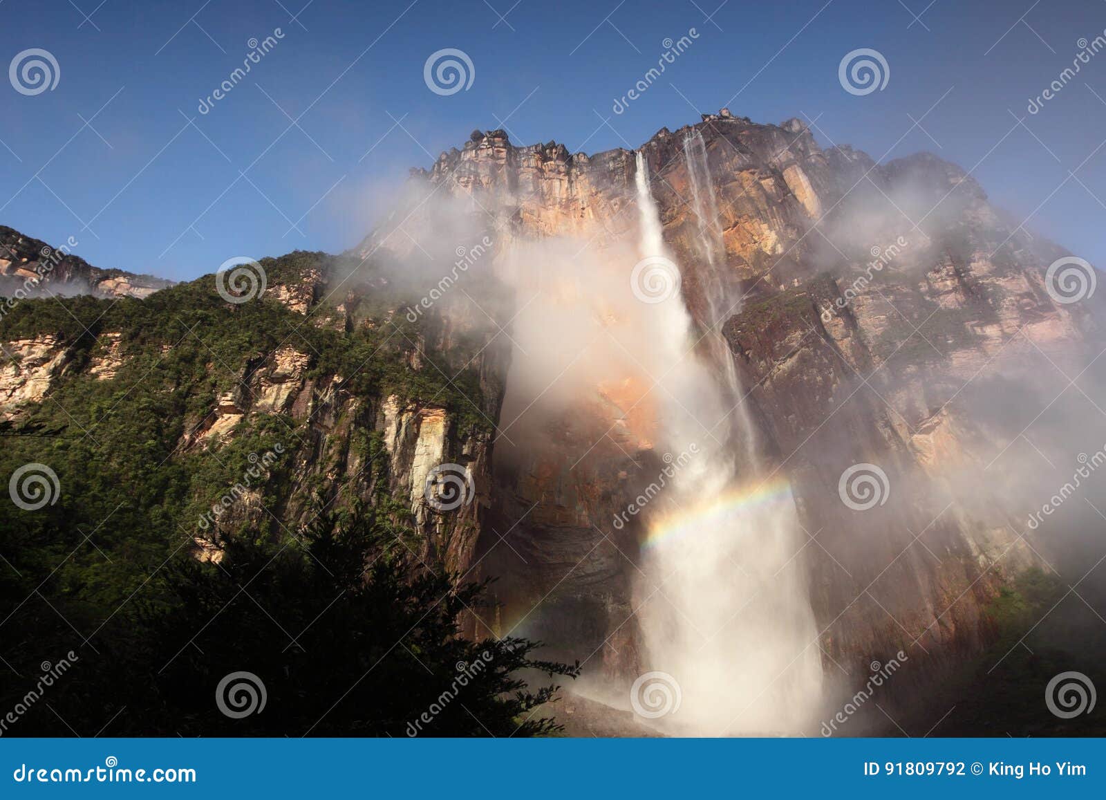 Angel Falls in Venezuela stock foto. Image of rotsen - 91809792