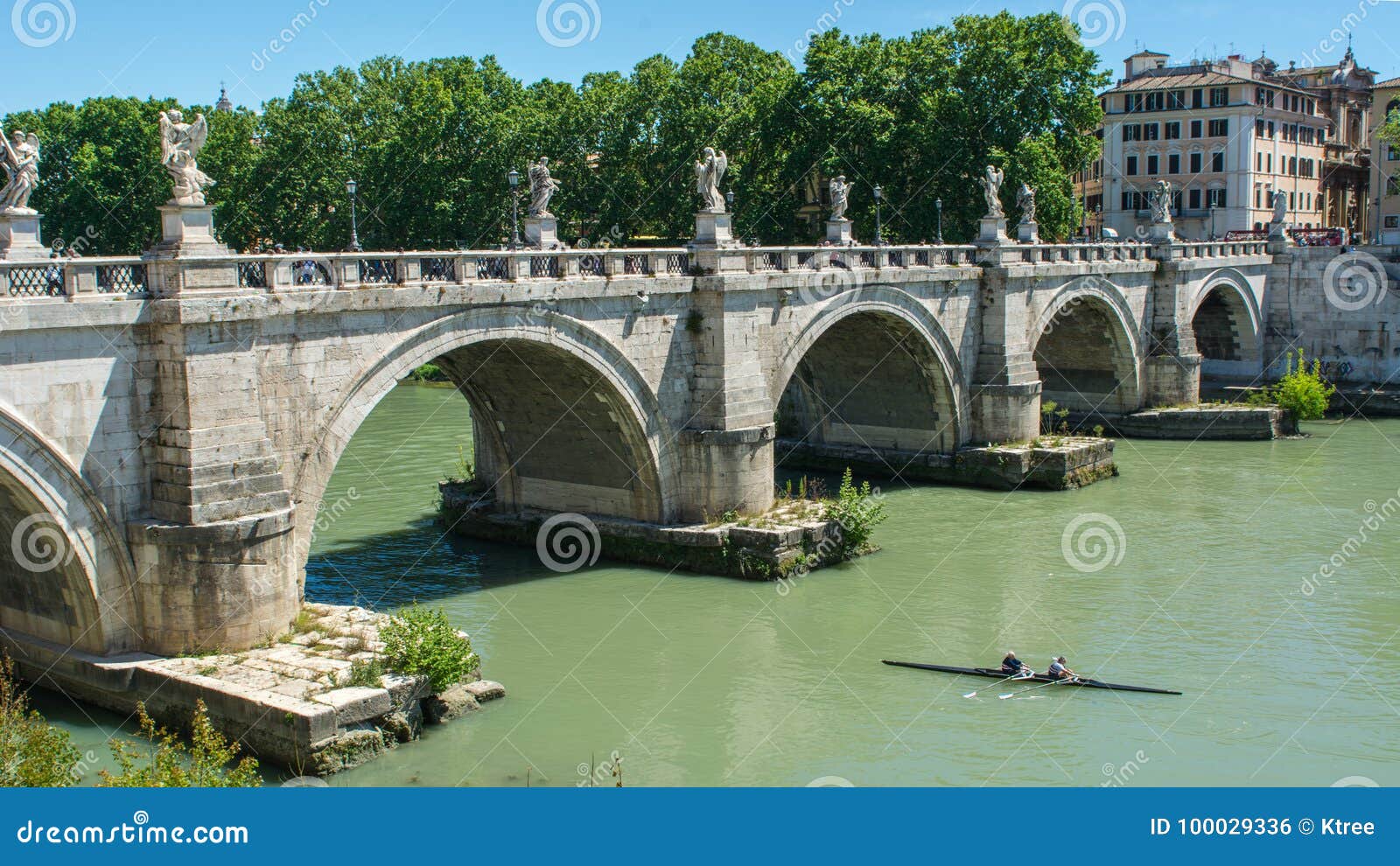 Angel Fort Santo Y Angel Bridge Santo Foto editorial - Imagen de across ...