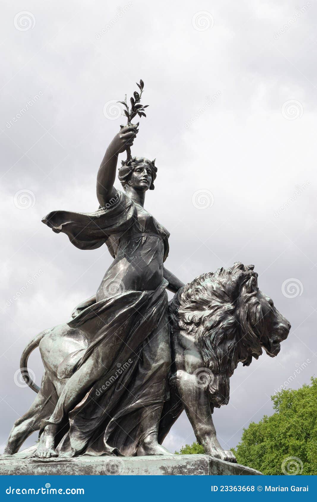 Victoria Memorial Building And Auto Rickshaw Or Bajaj Three Wheeler On ...