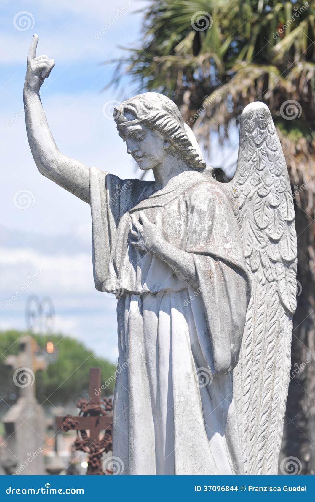 Angel Pointing To Heaven fotografia stock. Immagine di nubi - 37096844