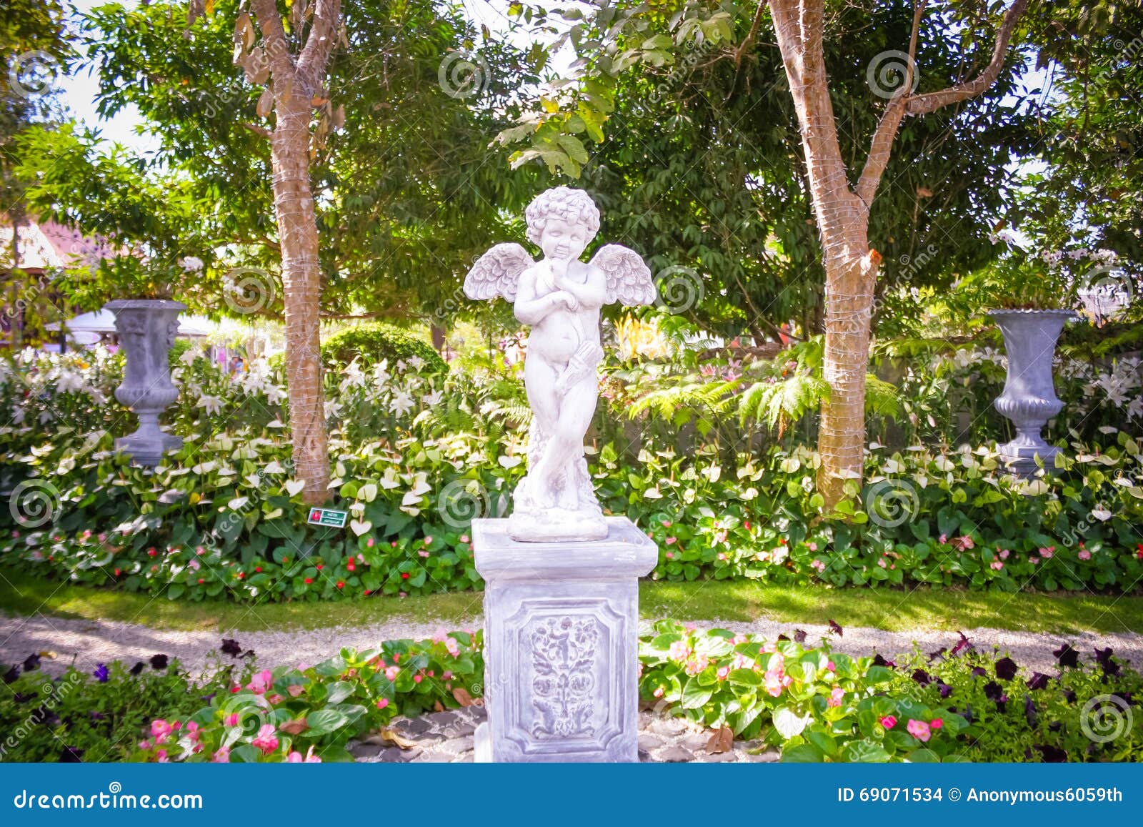 Angel Statue in Garden editorial stock image. Image of stone - 69071534