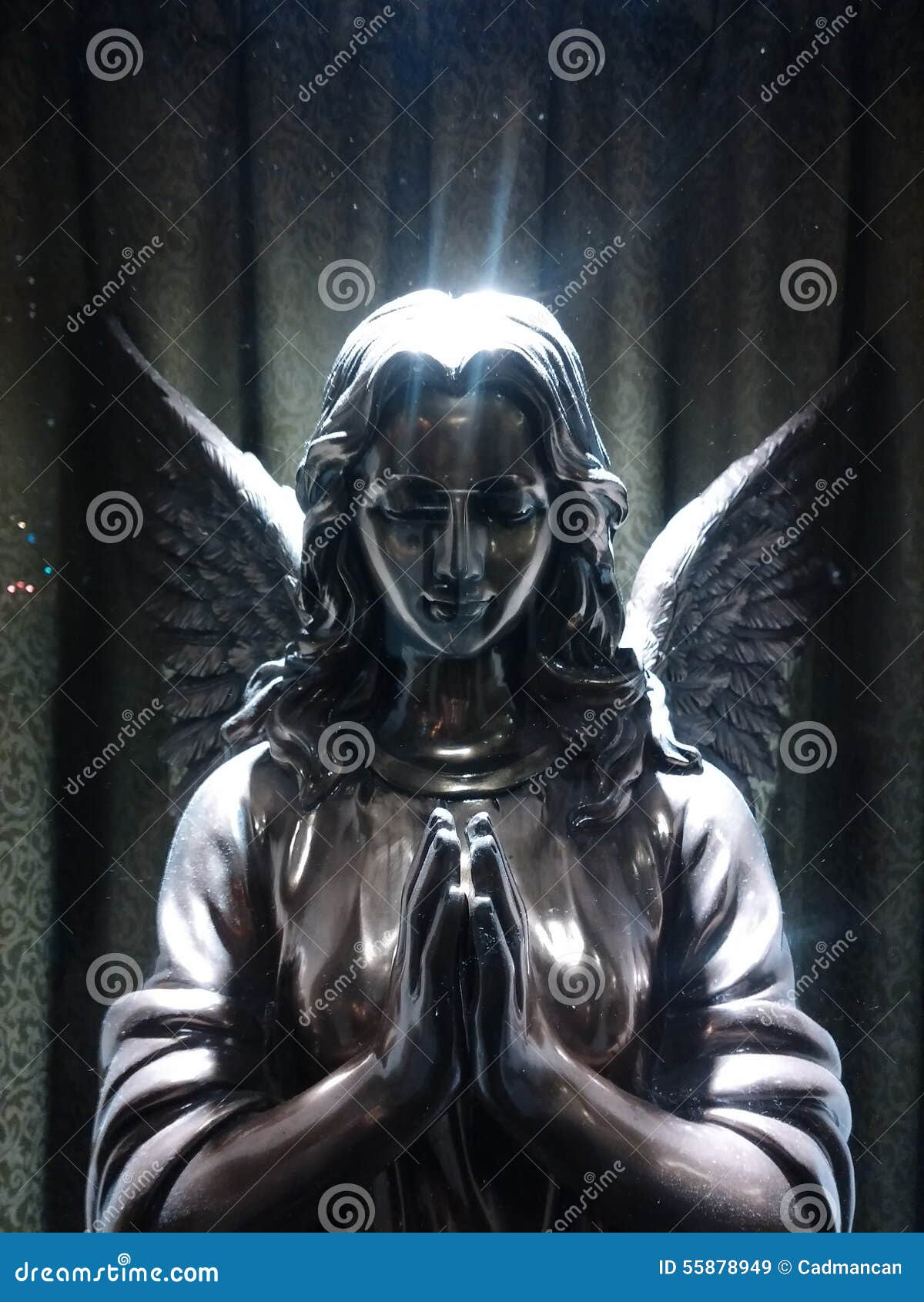 Angel Statue Nell'ambito Dei Raggi Di Luce Immagine Stock - Immagine di ...