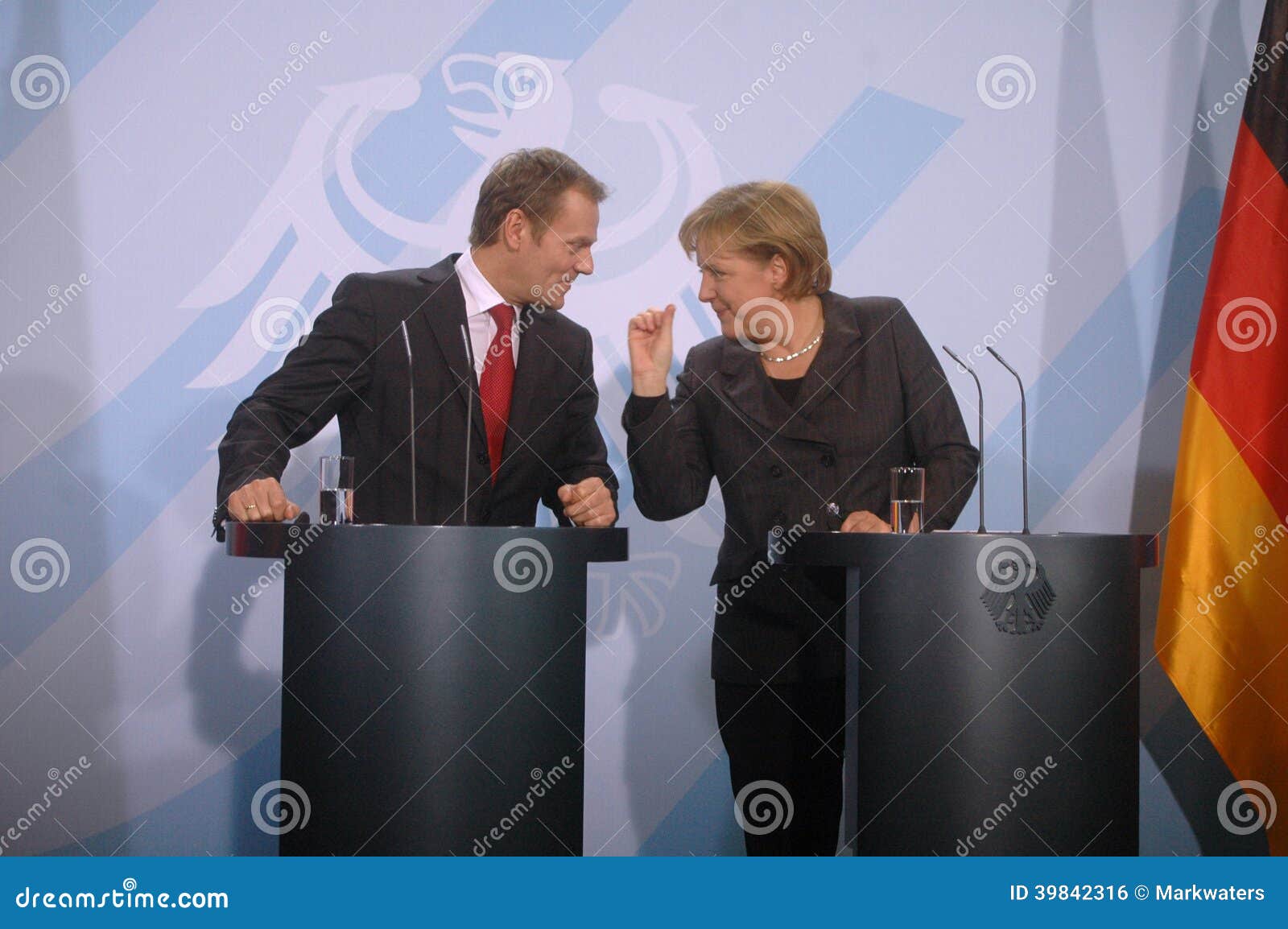 Angela merkel, Donald Tusk redactionele foto. Image of vergadering ...