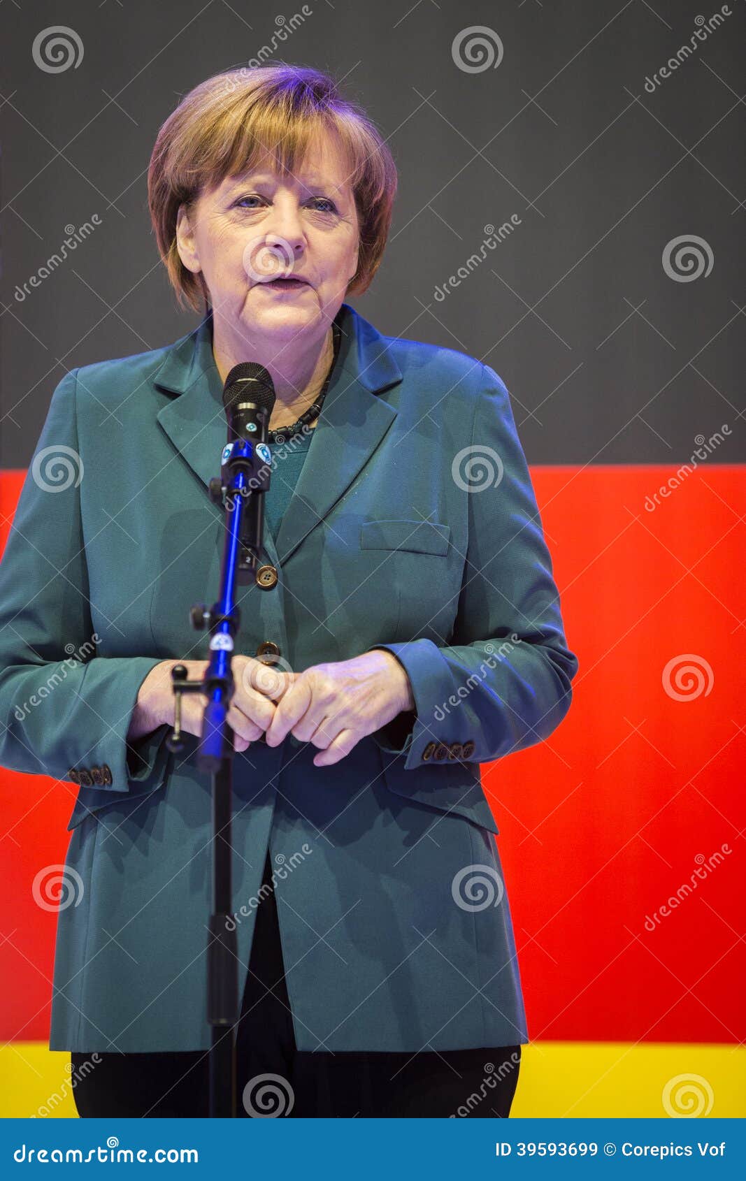 Angela Merkel Tenant Un Discours Devant Le Drapeau Allemand Image stock ...