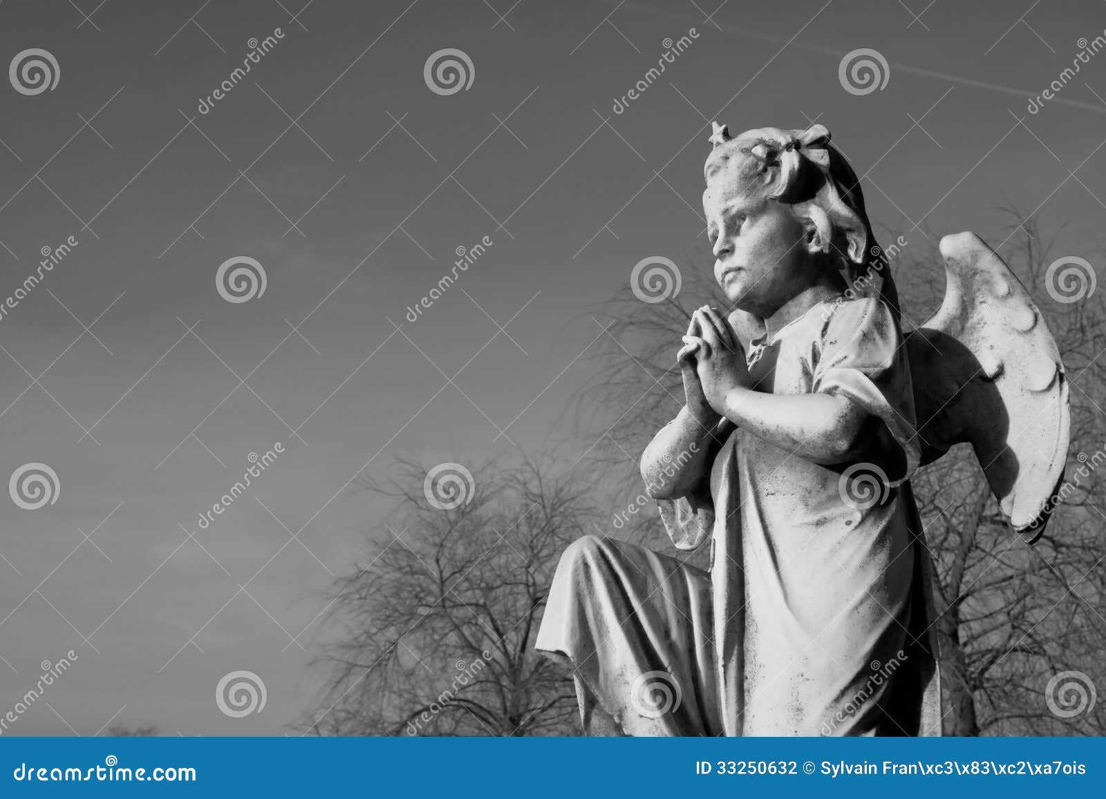 Angelo Che Prega Su Un Ginocchio Fotografia Stock - Immagine di ...