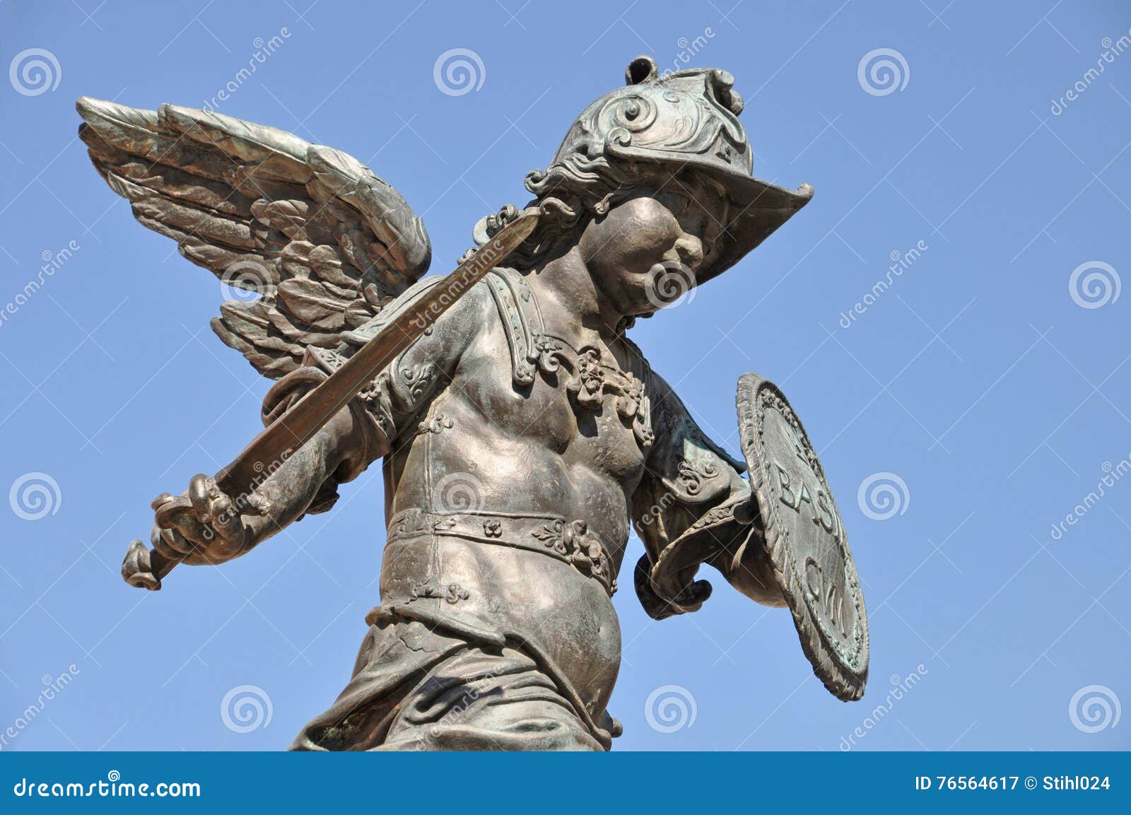 Angelo Con La Spada E Lo Schermo Immagine Stock - Immagine di angelo ...