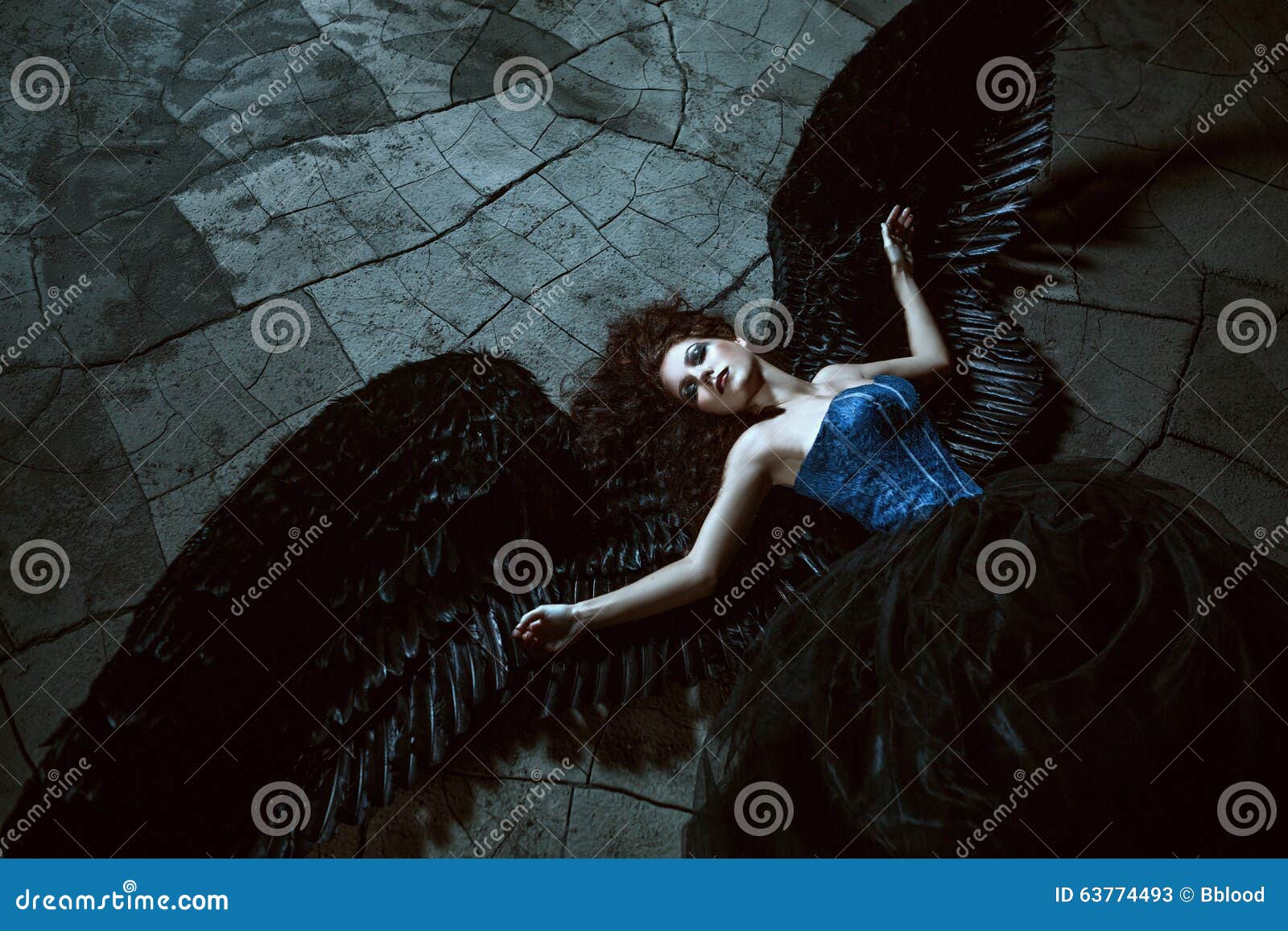 Angelo con le ali nere immagine stock. Immagine di adulto - 63774493