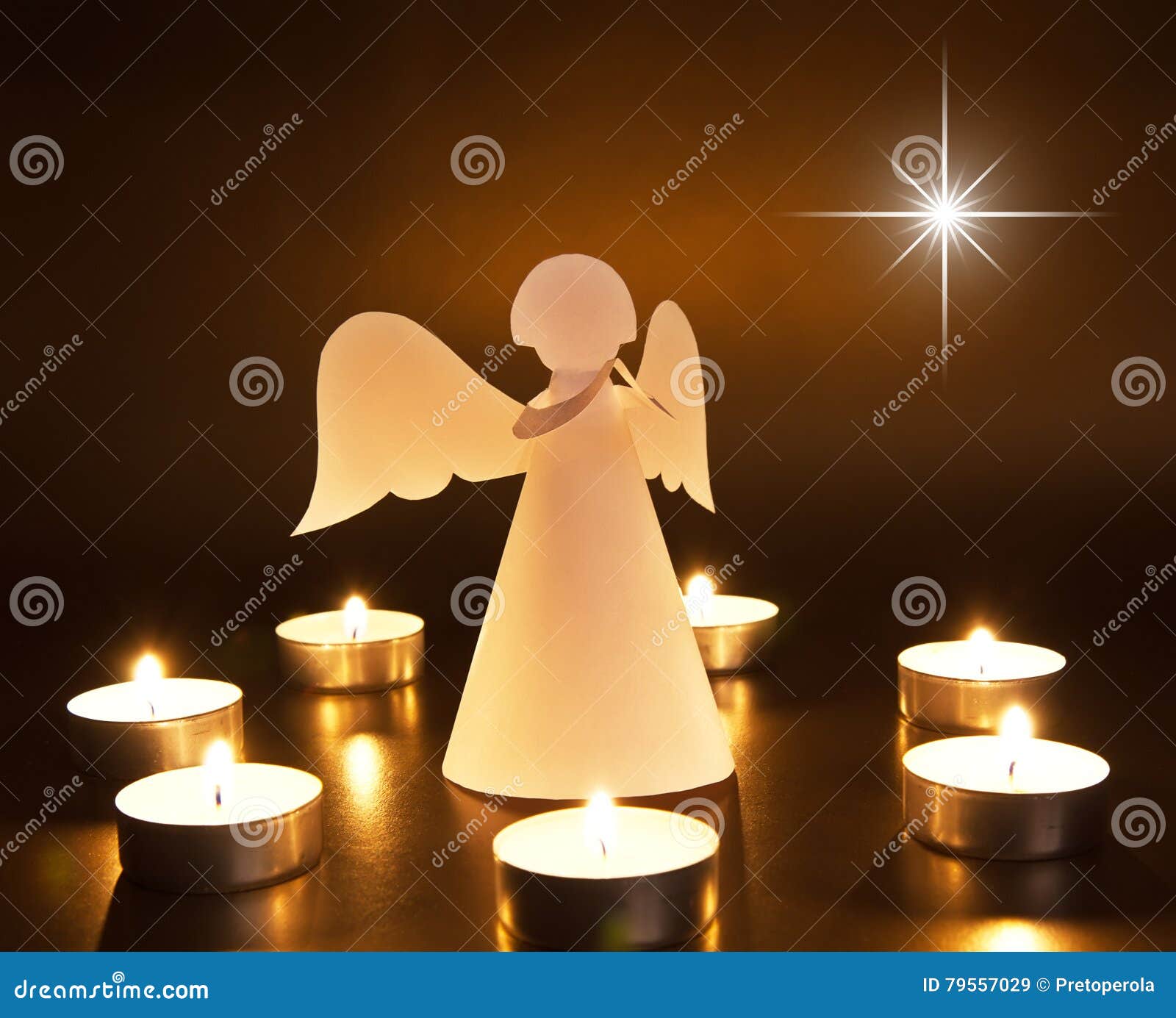 Angelo Di Natale Con Le Candele Immagine Stock - Immagine di rosso ...