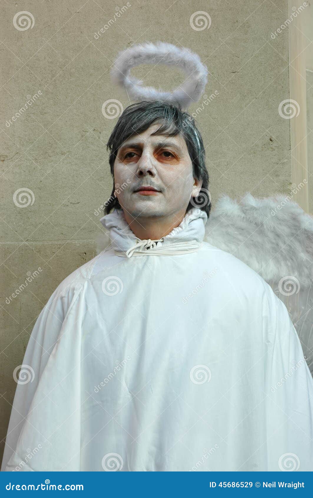 Angelo maschio con l'alone immagine stock editoriale. Immagine di usato ...