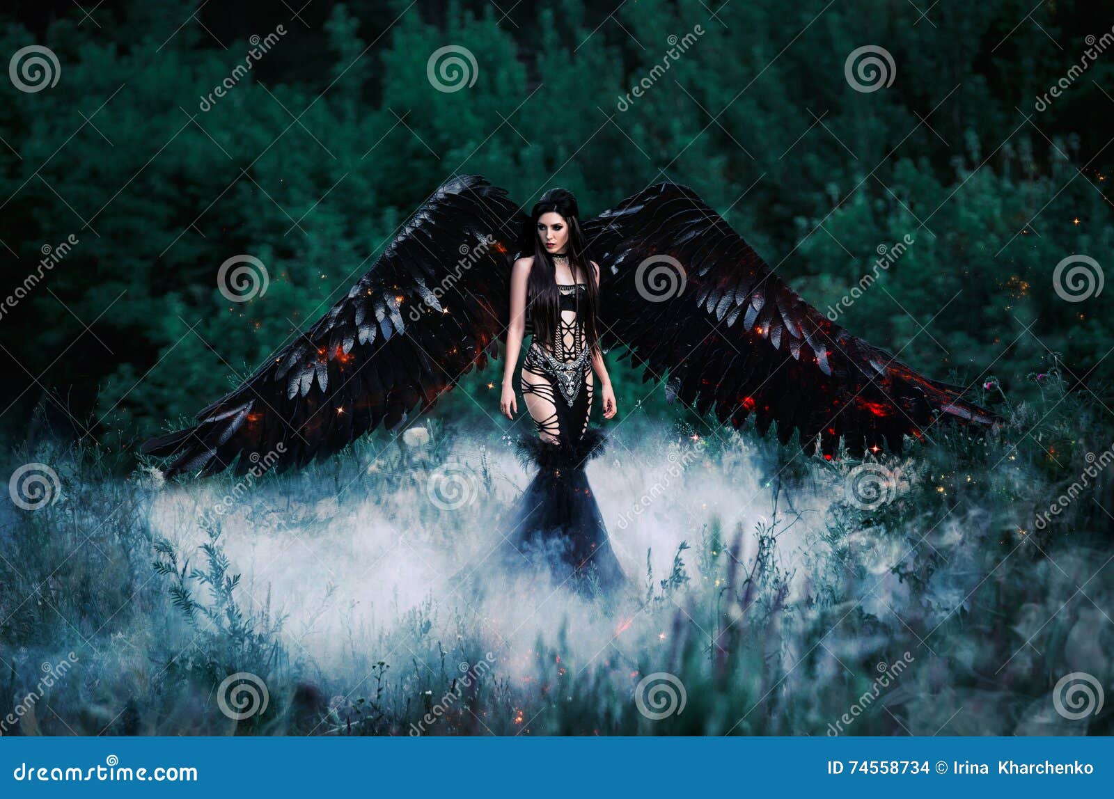 Angelo Nero Ragazza-demone Grazioso Fotografia Stock - Immagine di ...