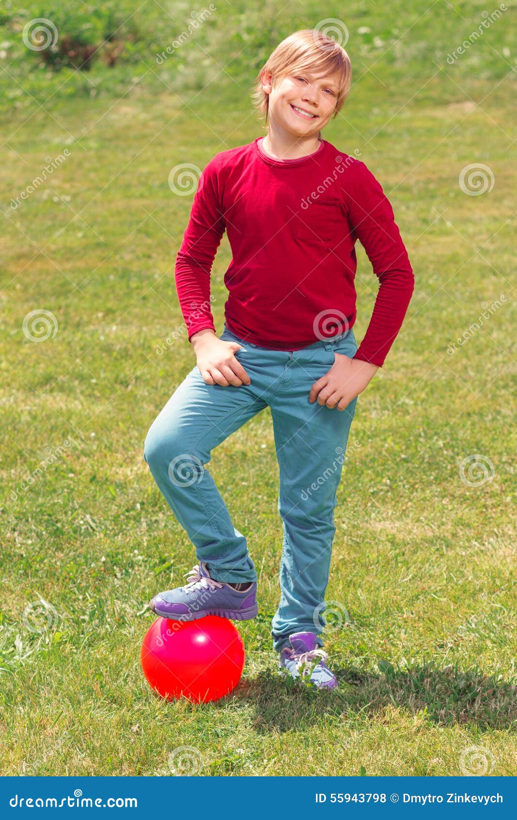 Angenehmer Kleiner Junge, Der Mit Ball Spielt Stockfoto - Bild von nave ...