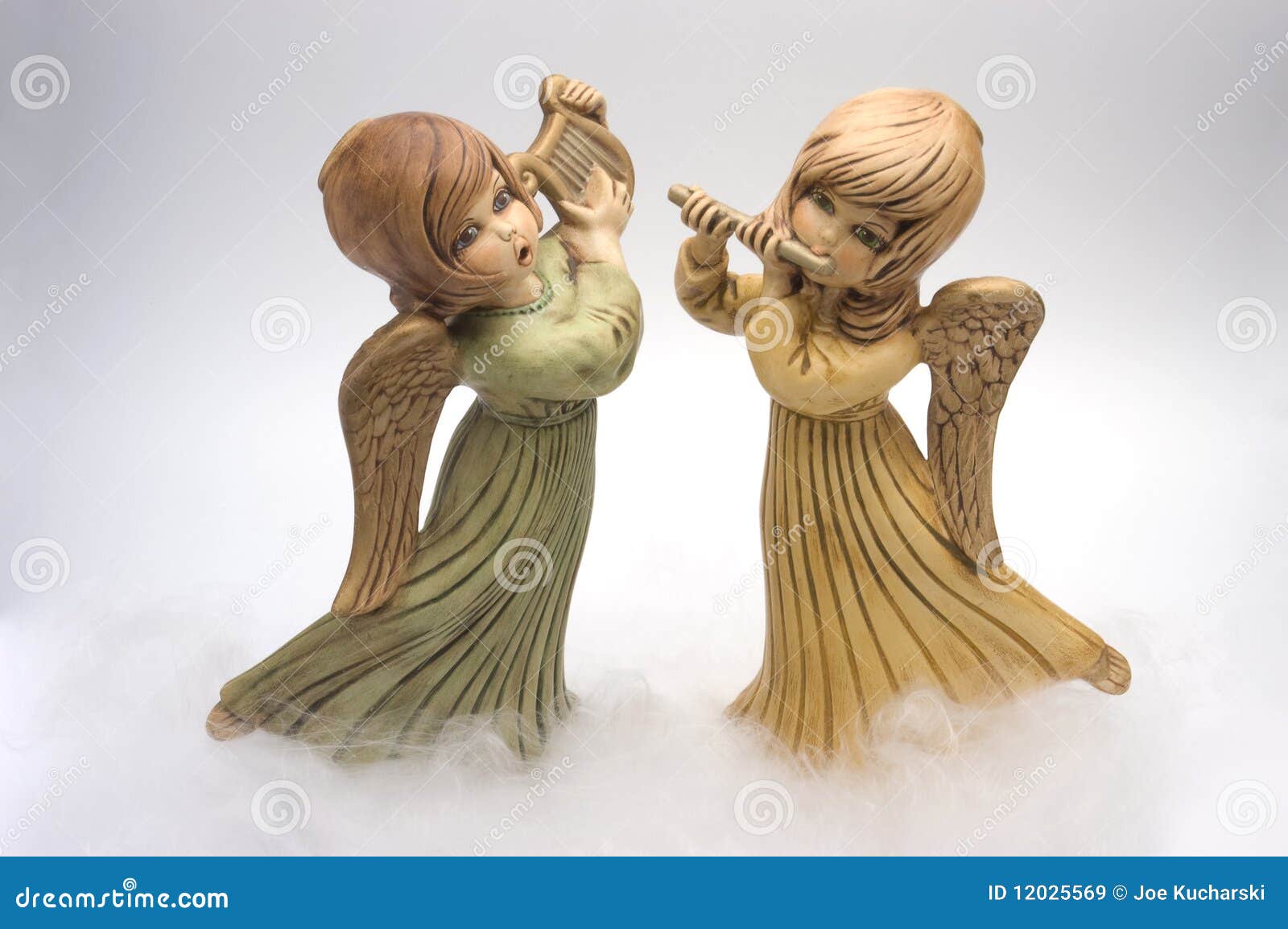 Anges sur un nuage image stock. Image of vacances, vert - 12025569