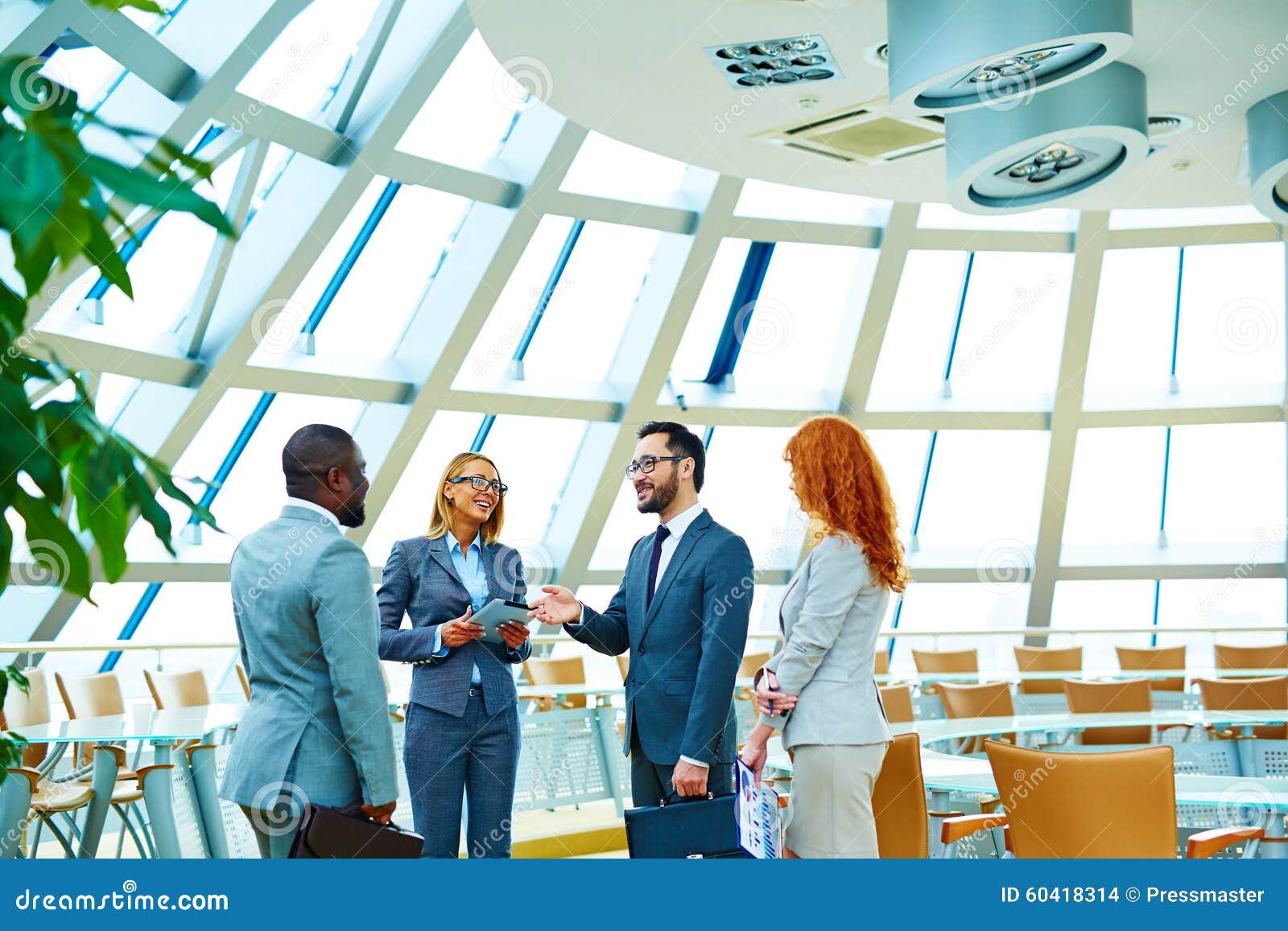 Angestellte bei der Arbeit stockfoto. Bild von geschäftsfrau - 60418314