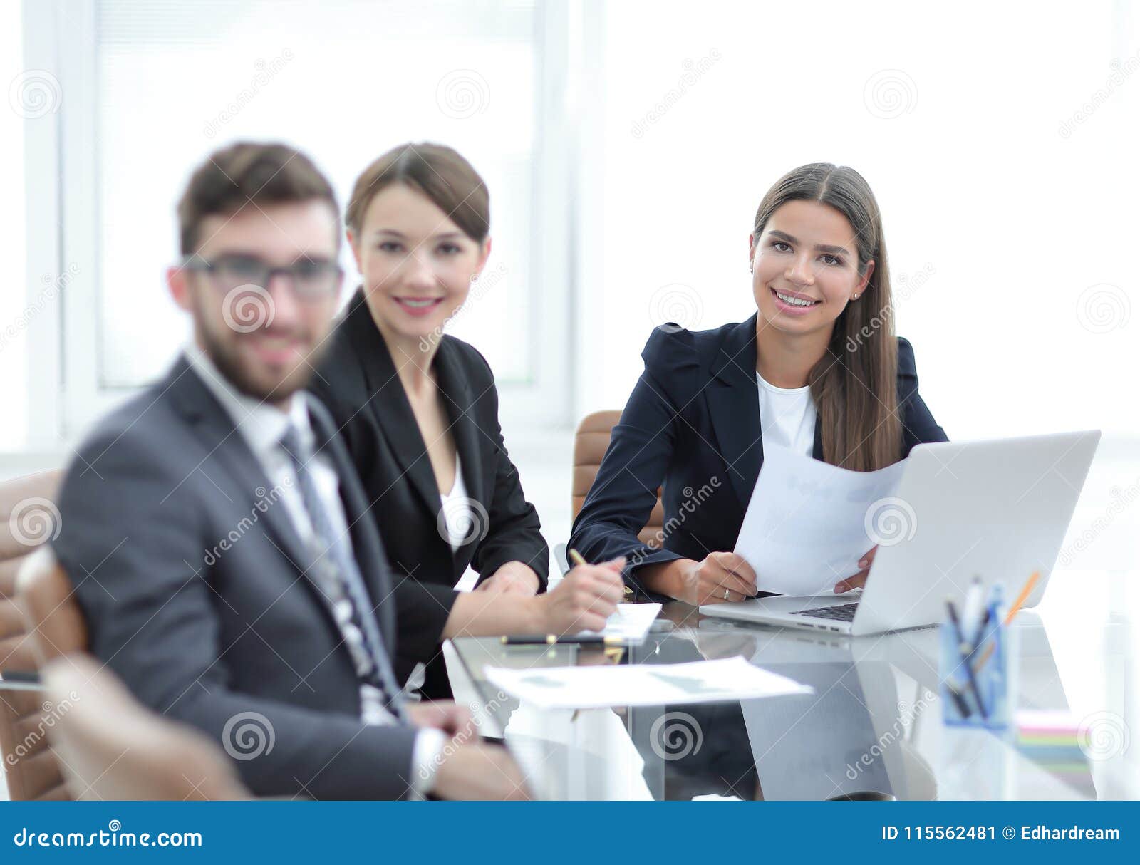 Angestellte, Die Hinter Einem Schreibtisch Sitzen Stockbild - Bild von ...