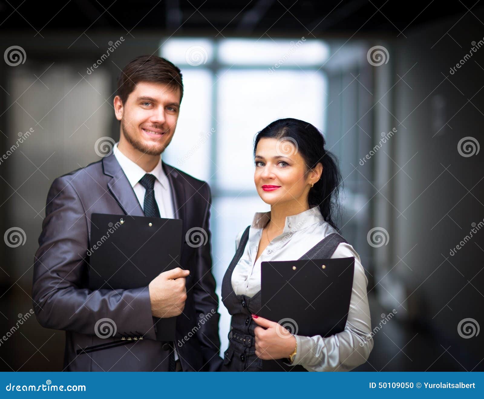 Angestellte, Die Um Ihren Manager Stehen Stockfoto - Bild von ...