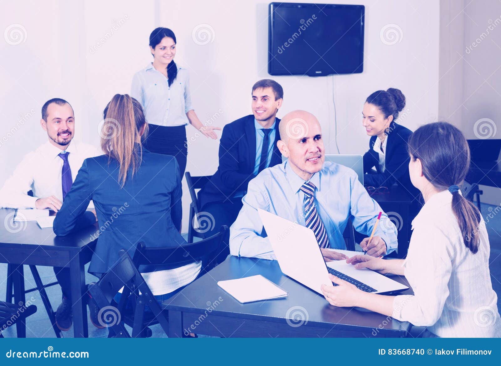 Angestellter, Der Seine Idee Darstellt Stockfoto - Bild von stichtag ...