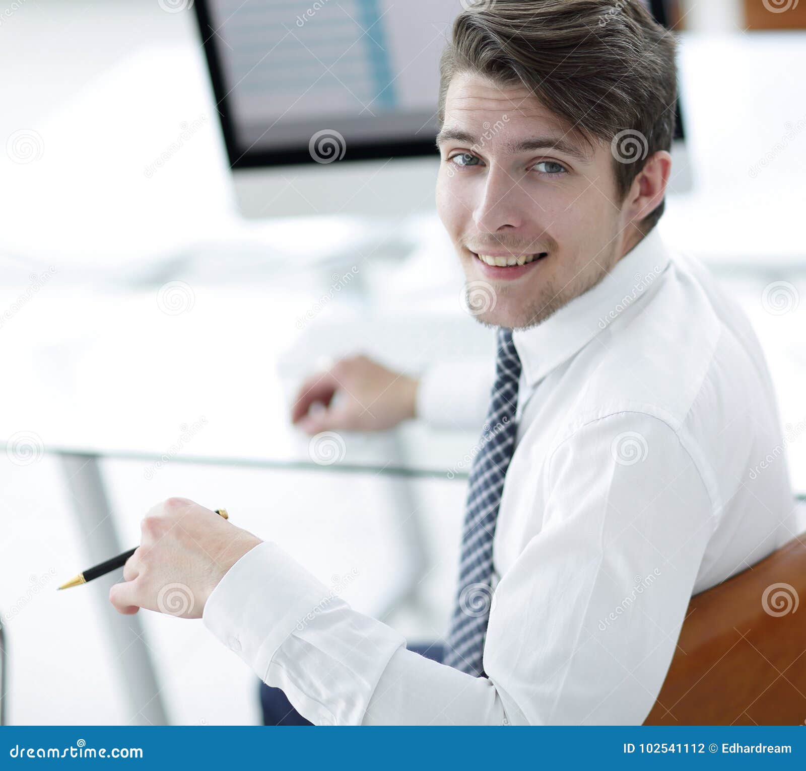 Angestellter, Sitzend Vor Dem Laptop Stockfoto - Bild von schreibtisch ...