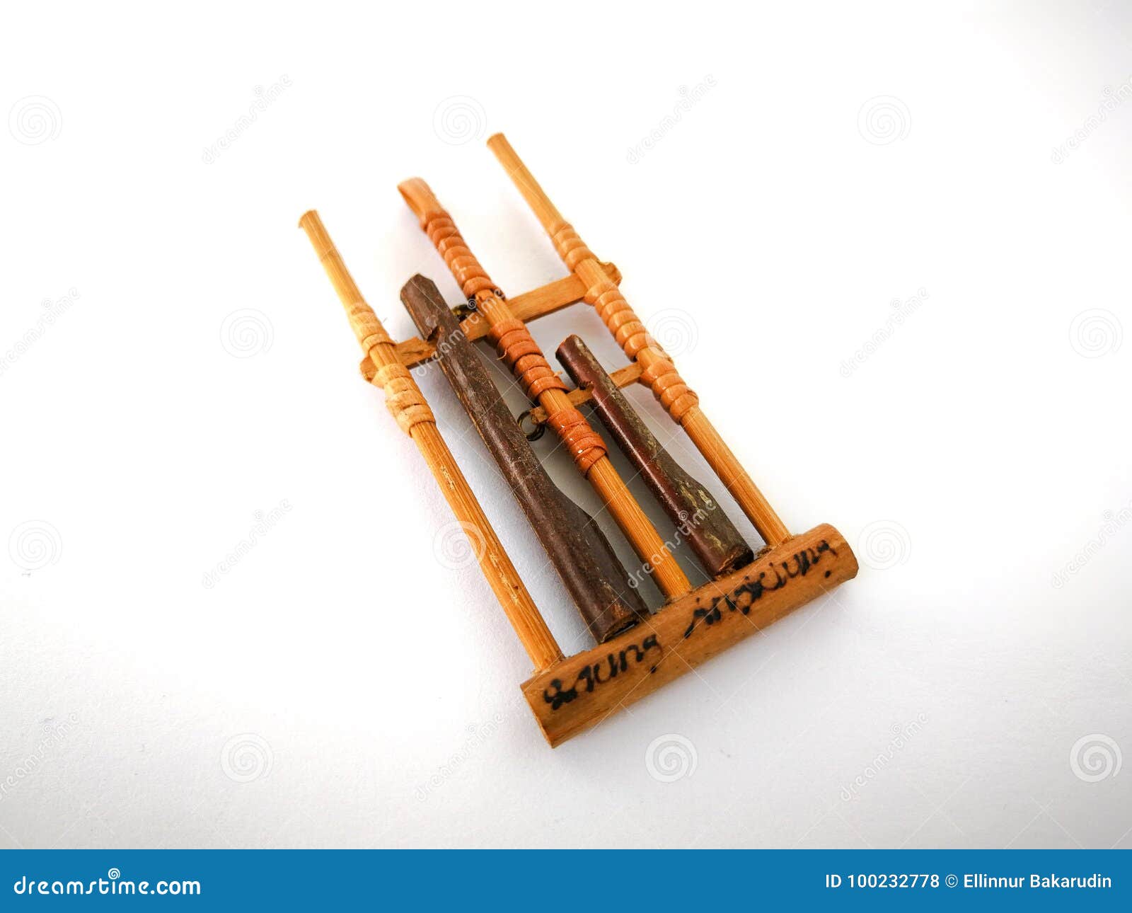 Angklung foto de archivo. Imagen de fondo, instrumento - 100232778