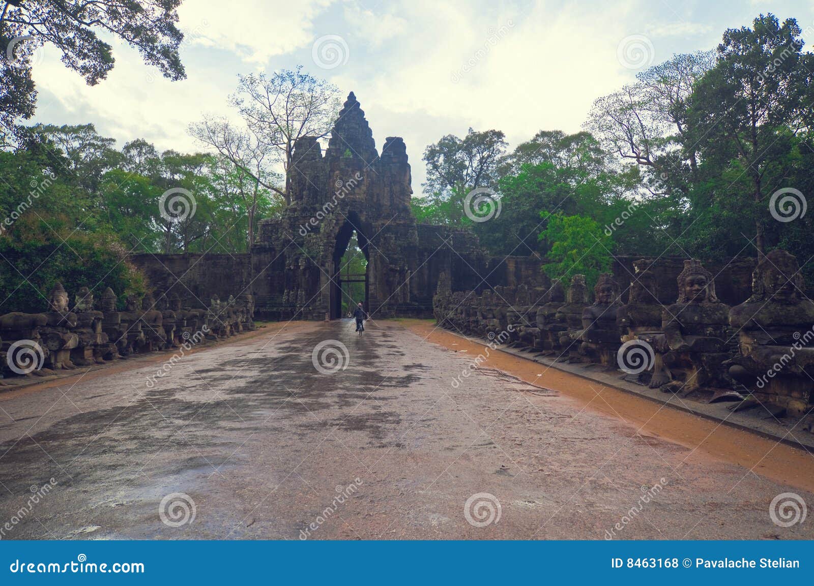 Angkor Gate into Angkor Bayon Temple Editorial Stock Photo - Image of ...