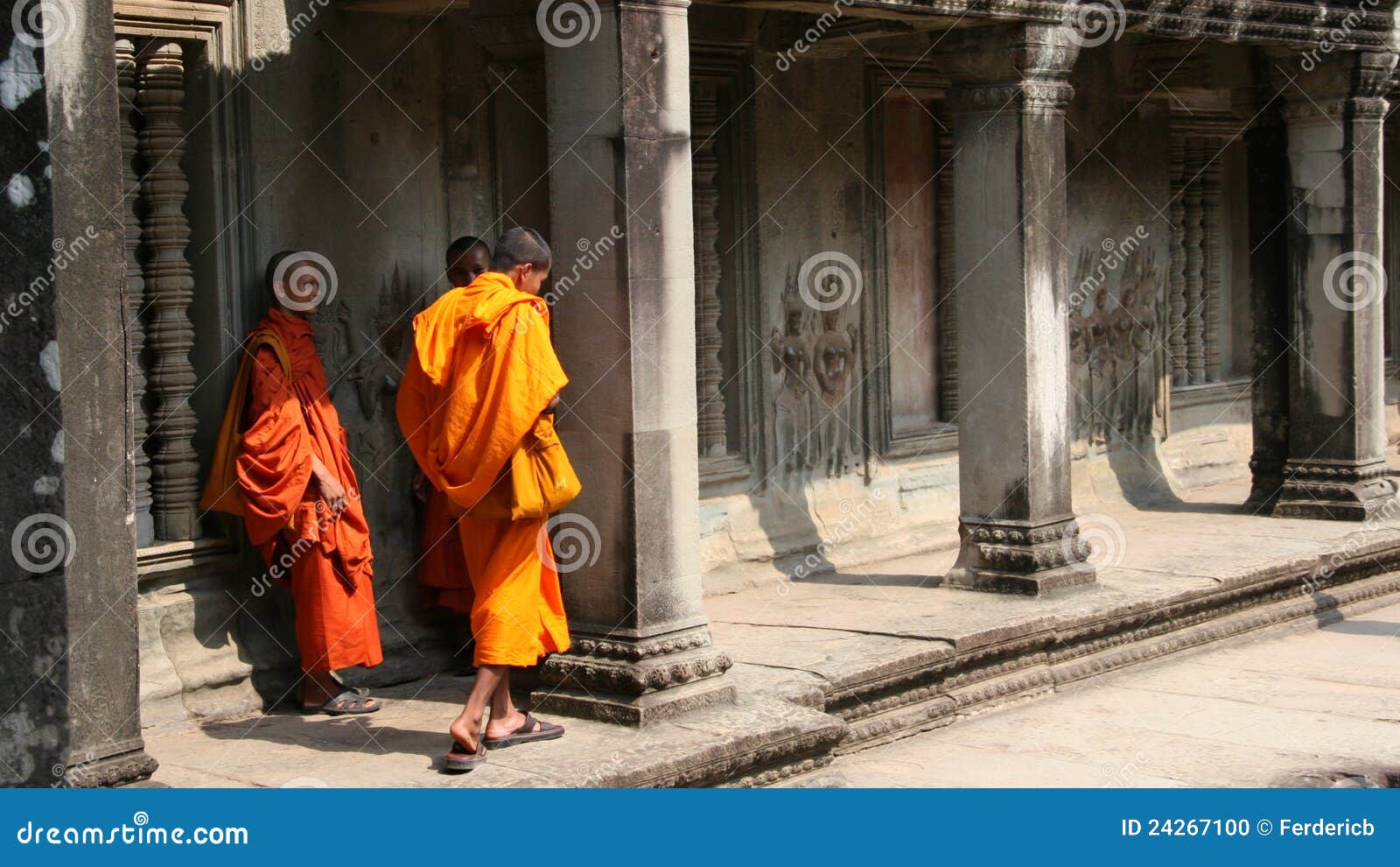 Angkor monks 2 editorial image. Image of religion, cambodia - 24267100