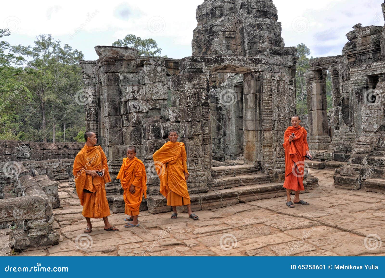 Angkor Wat Buddhist monks editorial photo. Image of reap - 65258601