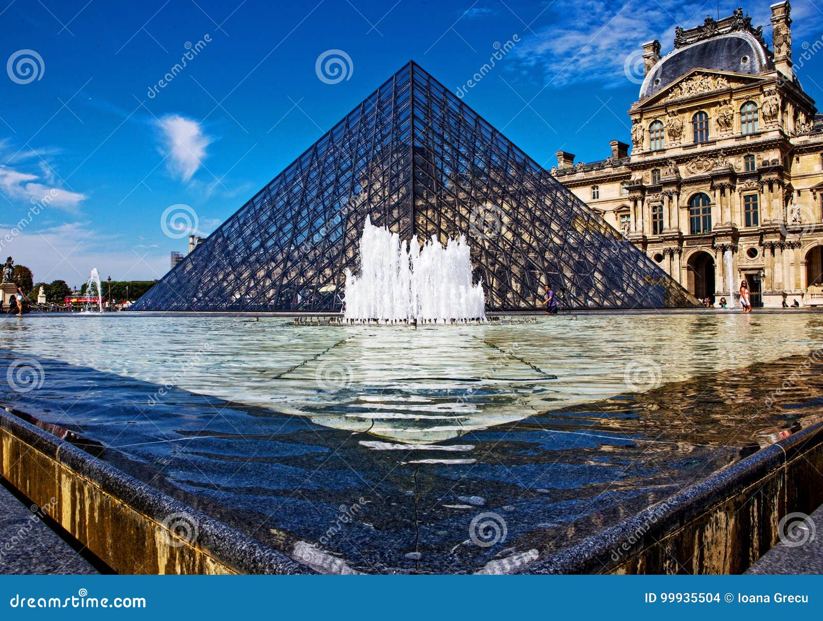 Angle De Pyramid Pyramide Du Louvre De Louvre, Paris Image stock ...