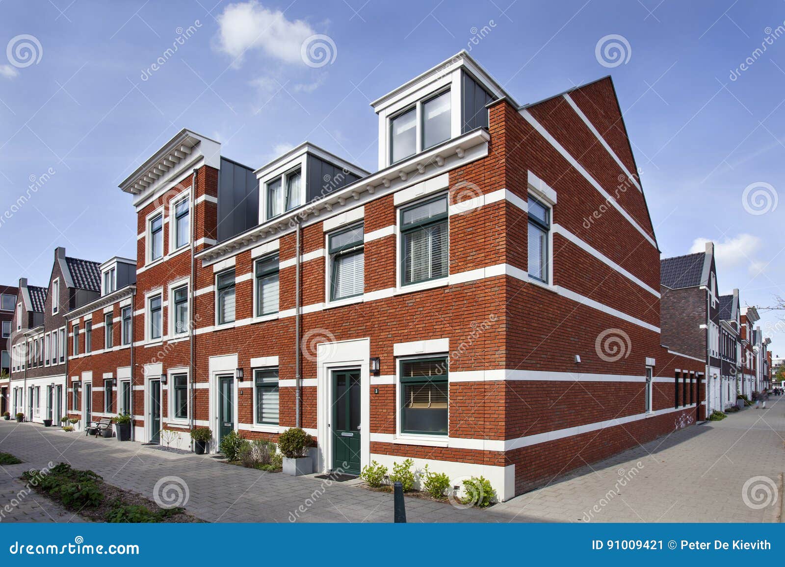 Angolo Di Strada Con Le Nuove Case Classiche Costruite Di Stile ...