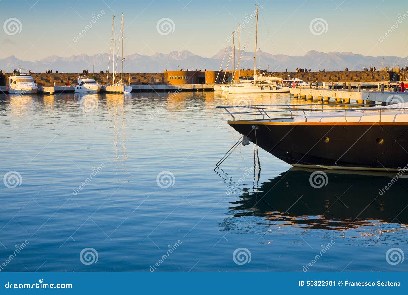 Angra pequena em um porto imagem de stock. Imagem de feriado - 50822901