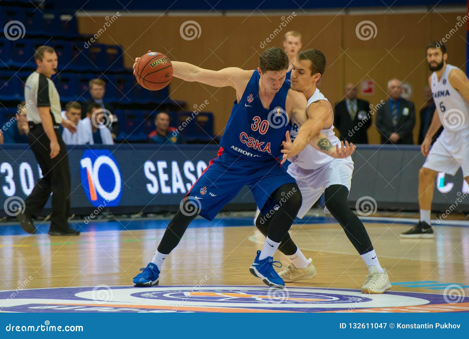 Angreifer und Verteidiger redaktionelles stockfotografie. Bild von ...