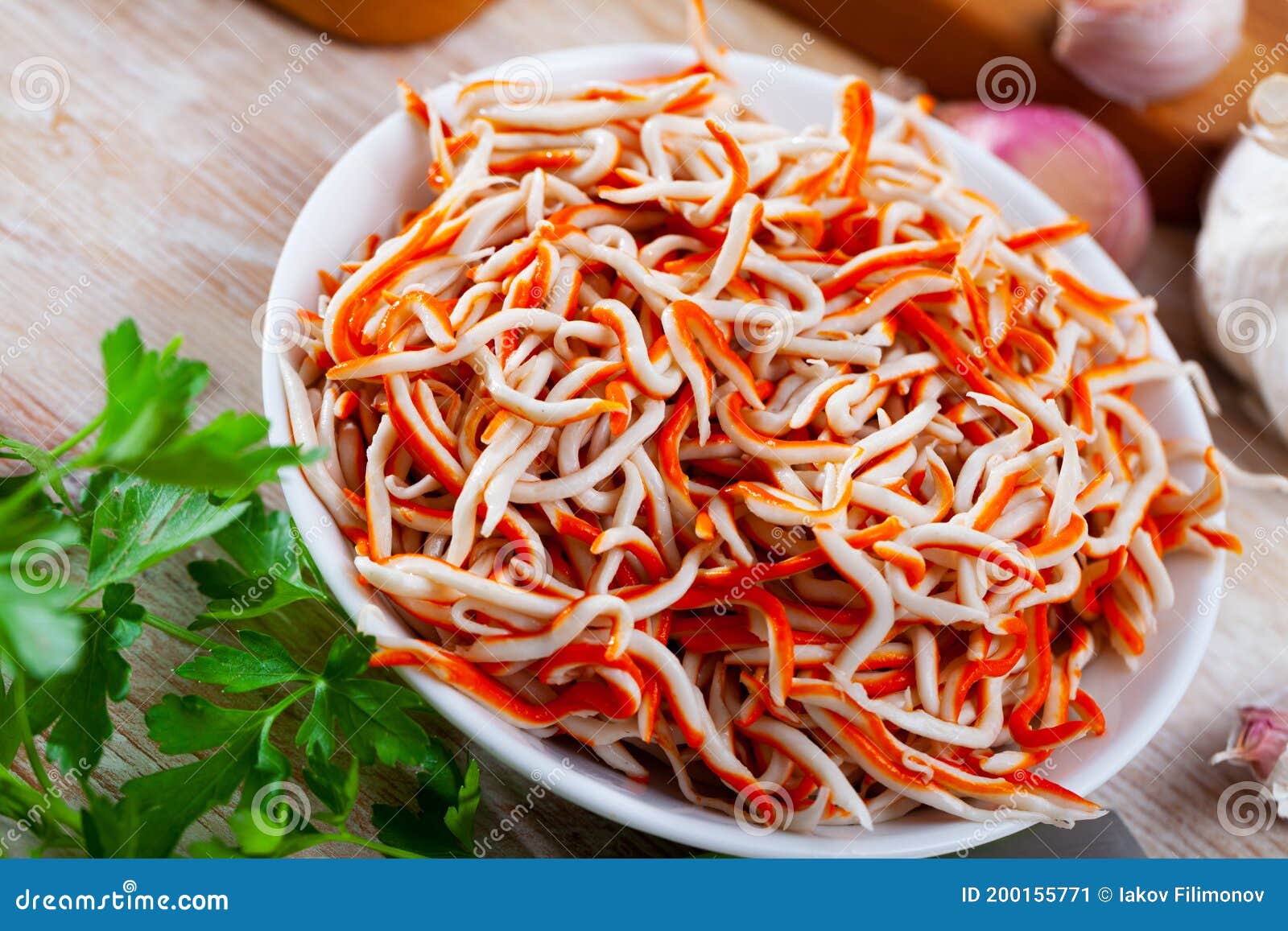 Angula frita en placa imagen de archivo. Imagen de primer - 200155771