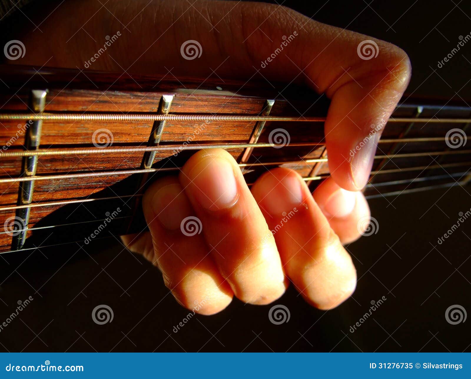 Angular Jogando Uma Corda Da Guitarra Imagem de Stock - Imagem de ...