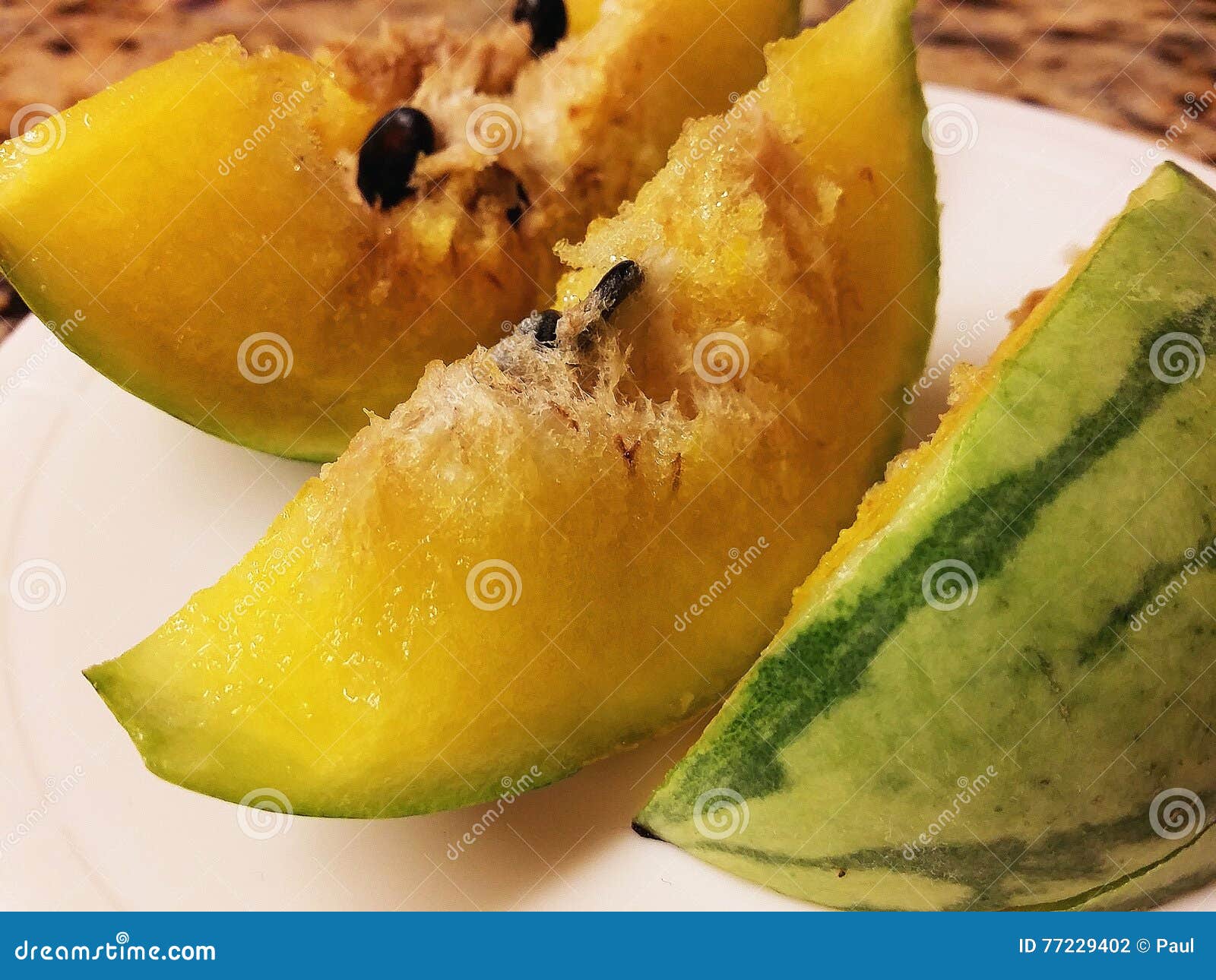 Anguria gialla cremisi fotografia stock. Immagine di giallo - 77229402