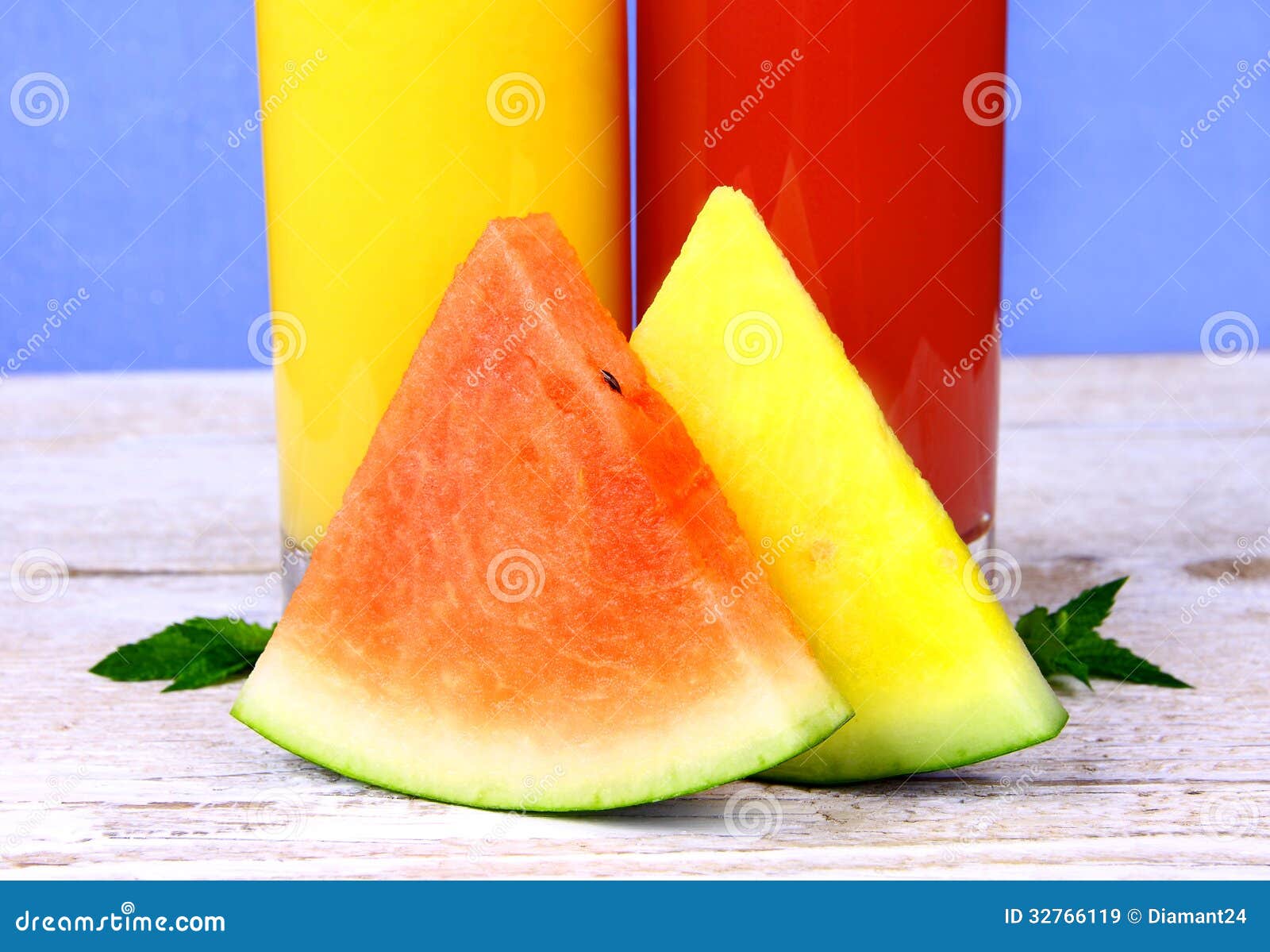 Anguria Rossa E Gialla Con Succo, Menta Immagine Stock - Immagine di ...