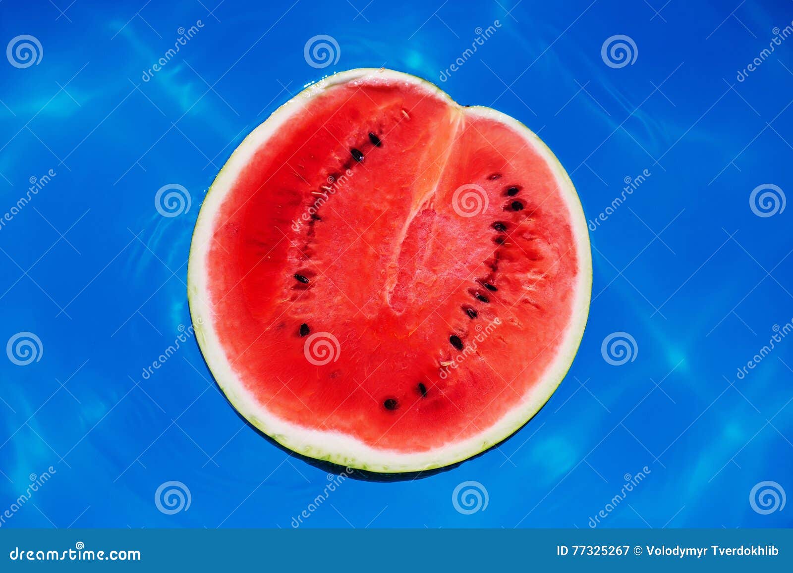 Anguria Rossa Nella Piscina Immagine Stock - Immagine di sugoso, stare ...