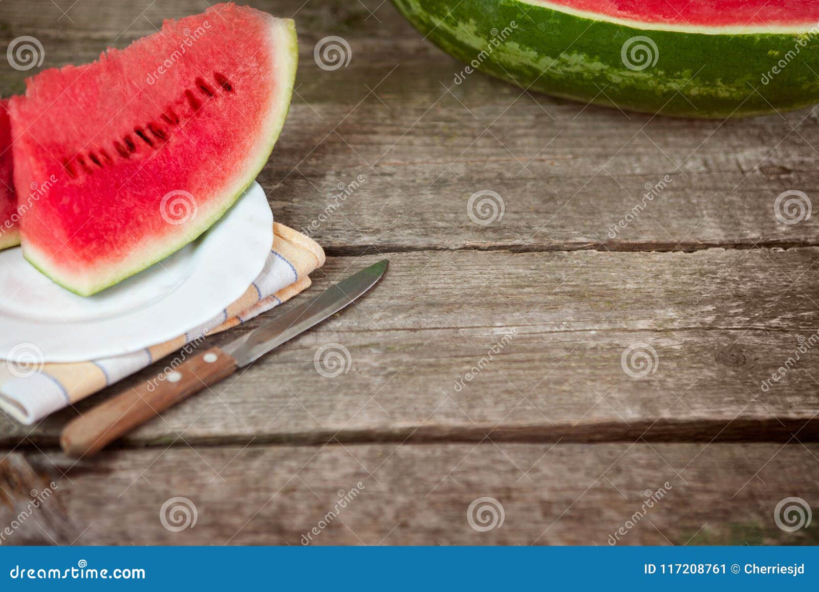 Anguria Tagliata Sul Piatto E Sul Coltello Immagine Stock - Immagine di ...