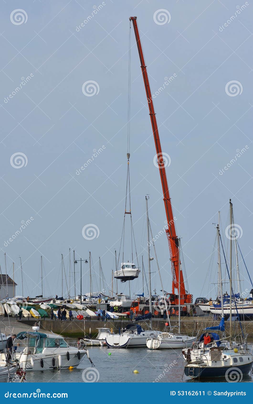 Anhebendes Boot Des Kranes am Harbourside Redaktionelles Foto - Bild ...