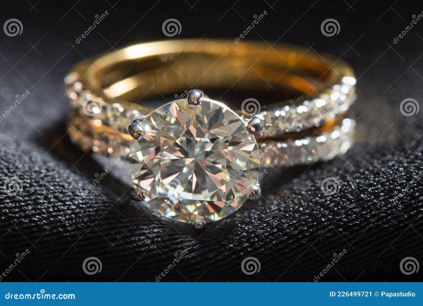 Anillo con diamante grande imagen de archivo. Imagen de cristal - 226499721