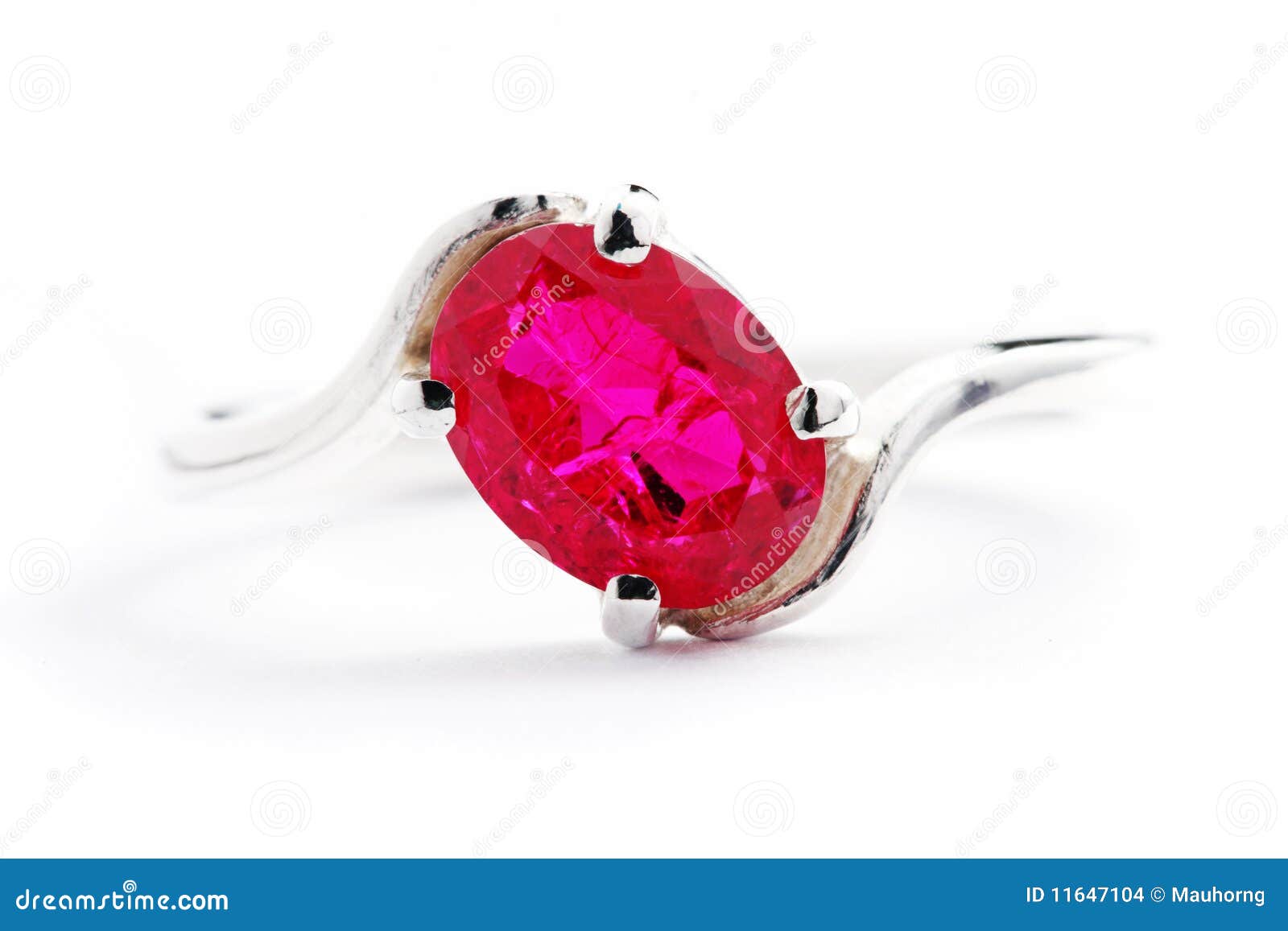 Anillo cristalino rojo foto de archivo. Imagen de brillo - 11647104