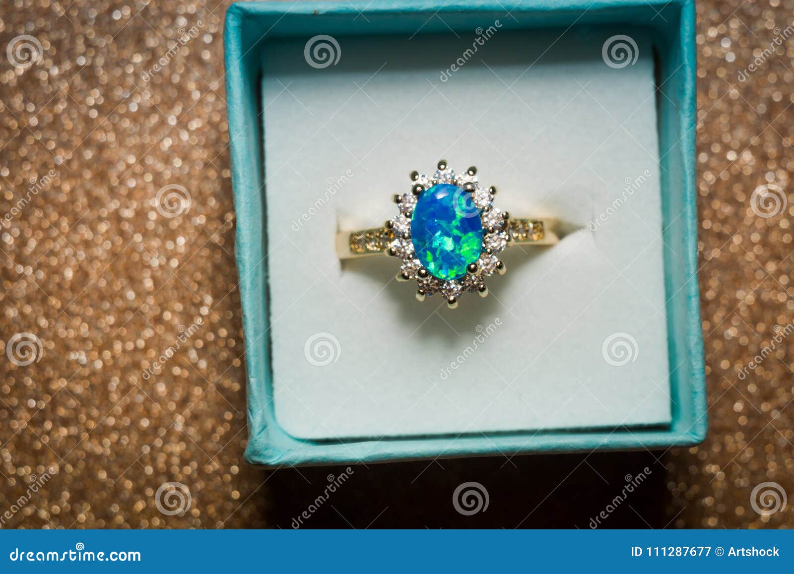 Anillo De Oro Con El ópalo Azul Imagen de archivo - Imagen de objeto ...