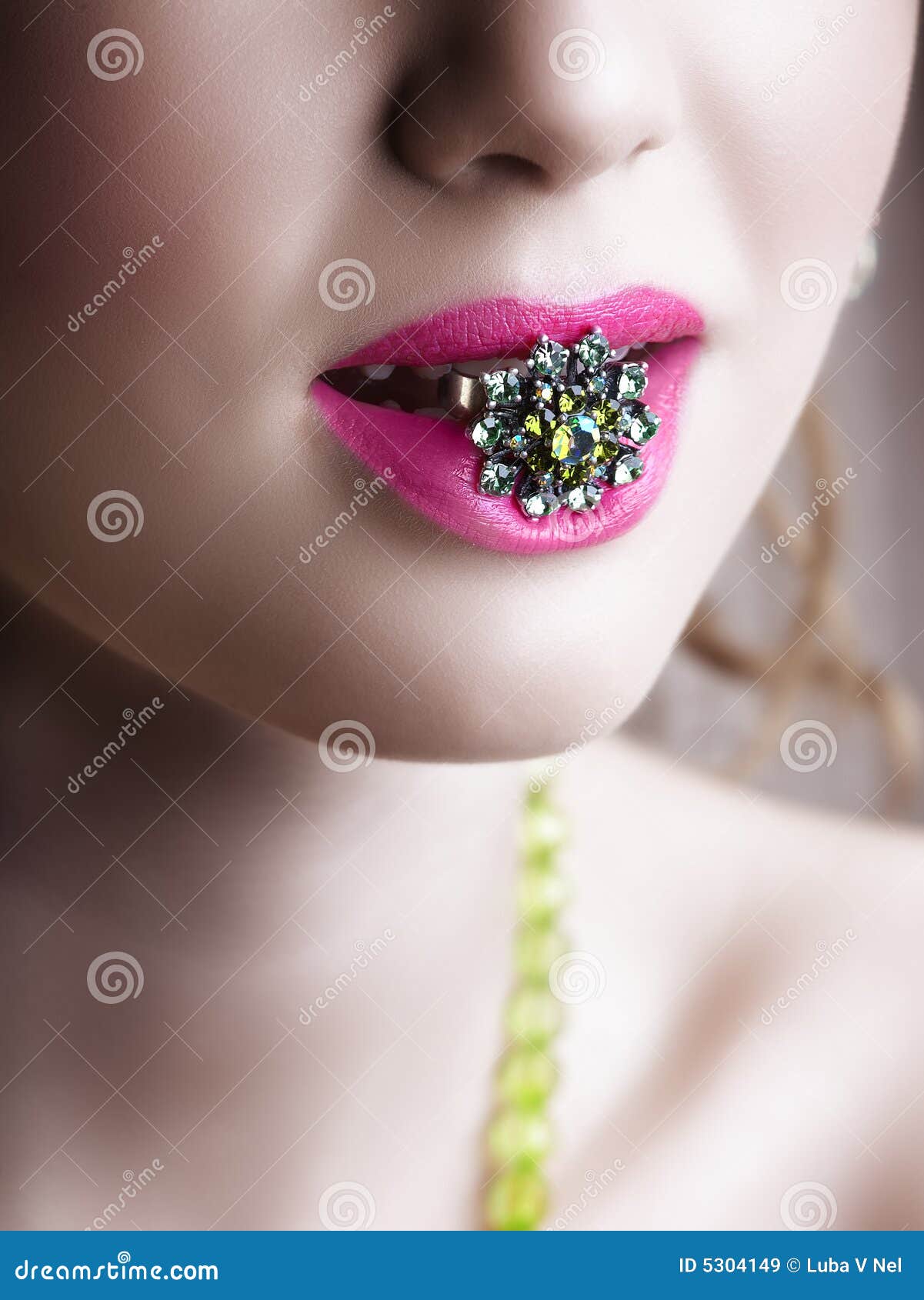 Anillo Verde En Labios Rosados Imagen de archivo - Imagen de hembra ...