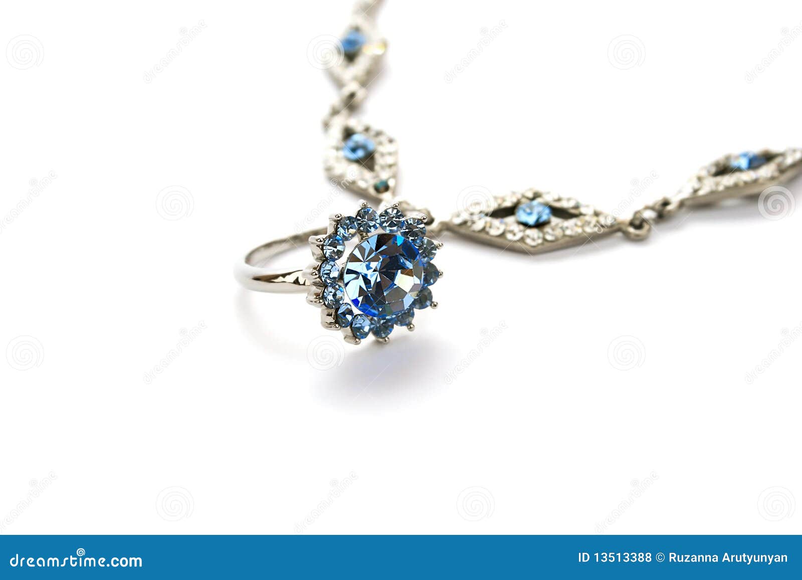 Anillo y collar foto de archivo. Imagen de preciosamente - 13513388