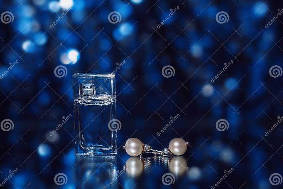 Anillos De Bodas Y Perfume Hermosos Imagen de archivo - Imagen de ...