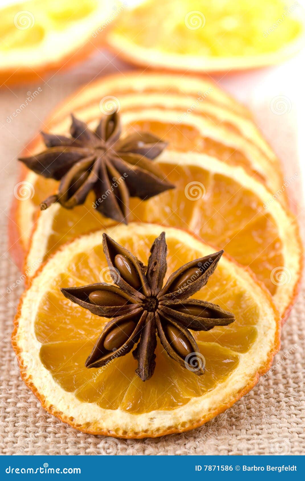 Anis Und Getrocknete Orange Scheiben Stockfoto - Bild von nahrung, anis ...