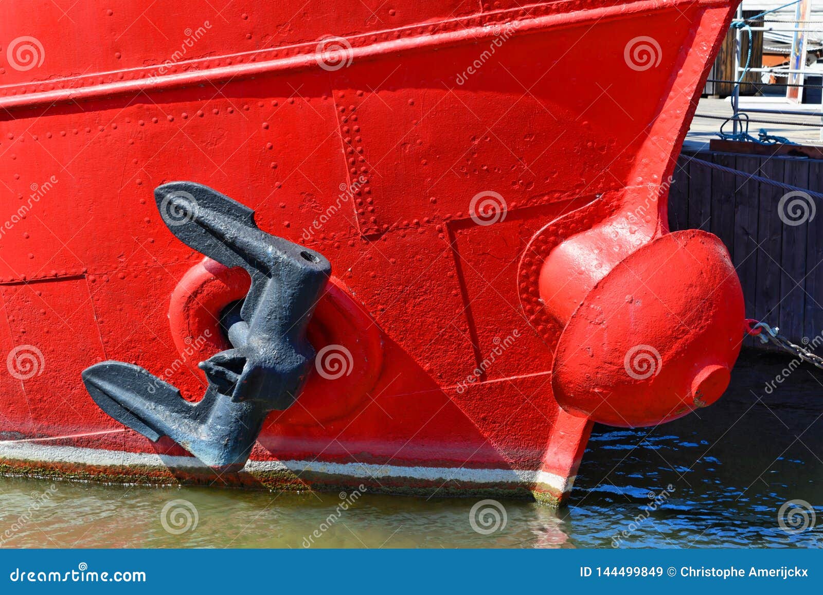 Anker auf einem roten Boot stockbild. Bild von ladung - 144499849