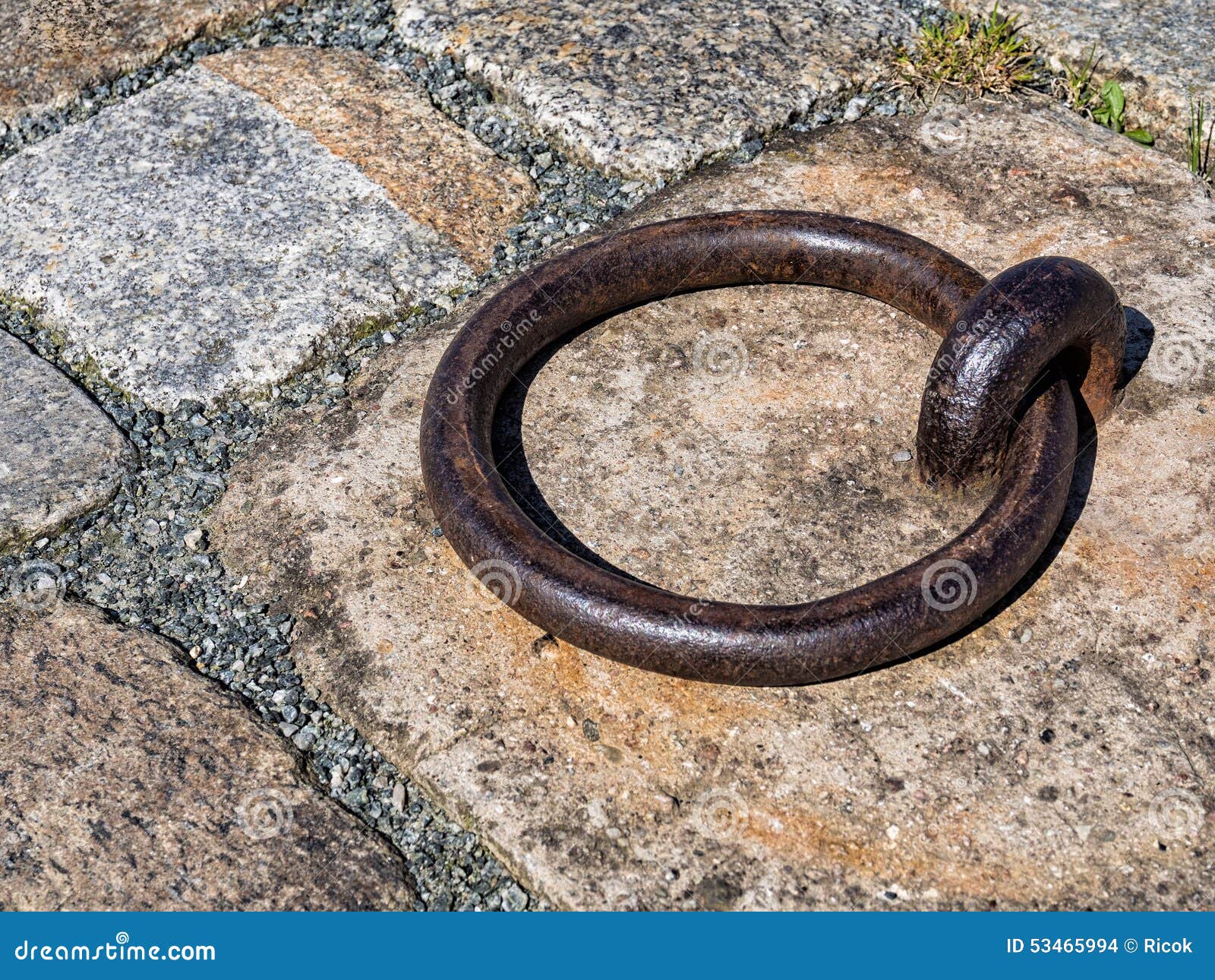 Anneau D'amarrage Dans Un Port Photo stock - Image du amarrage ...